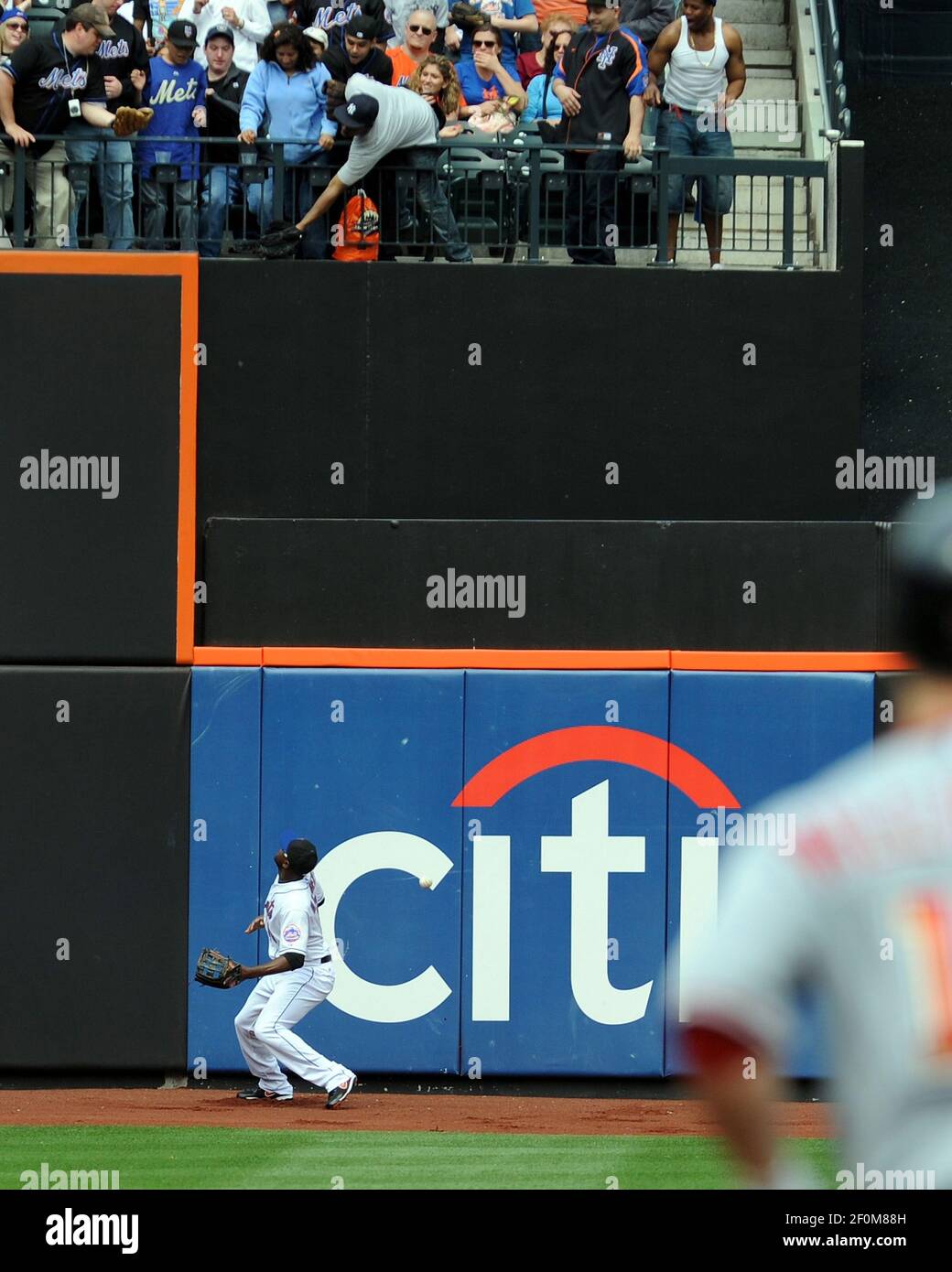 New York Mets' Gary Matthews (19) chased a grand slam by Washington ...