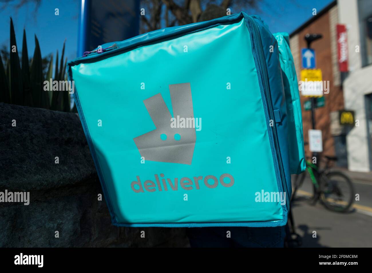 Deliveroo delivery house hi-res stock photography and images - Alamy
