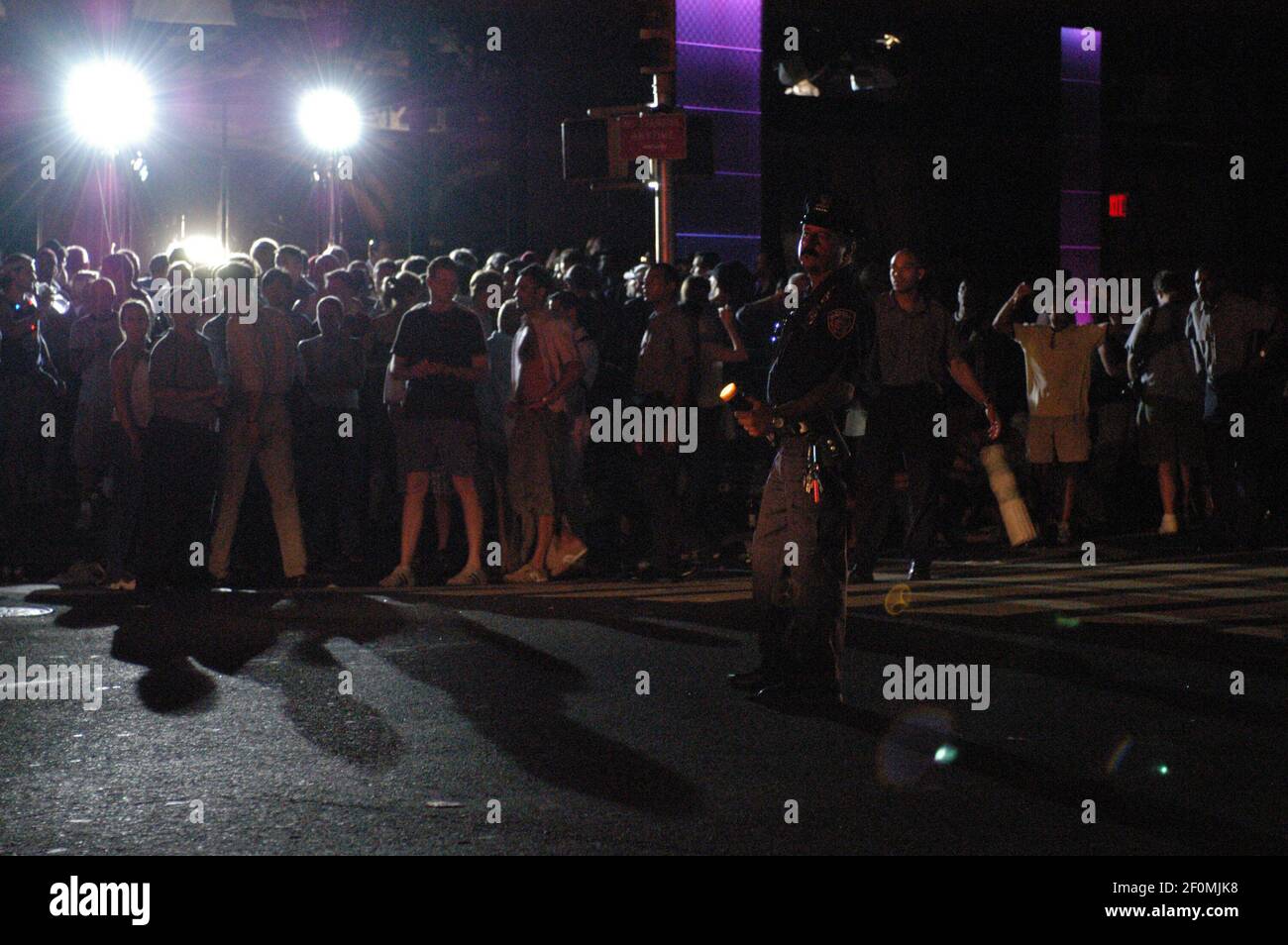 New Yorkers persevere as a power failure causes a blackout throughout ...