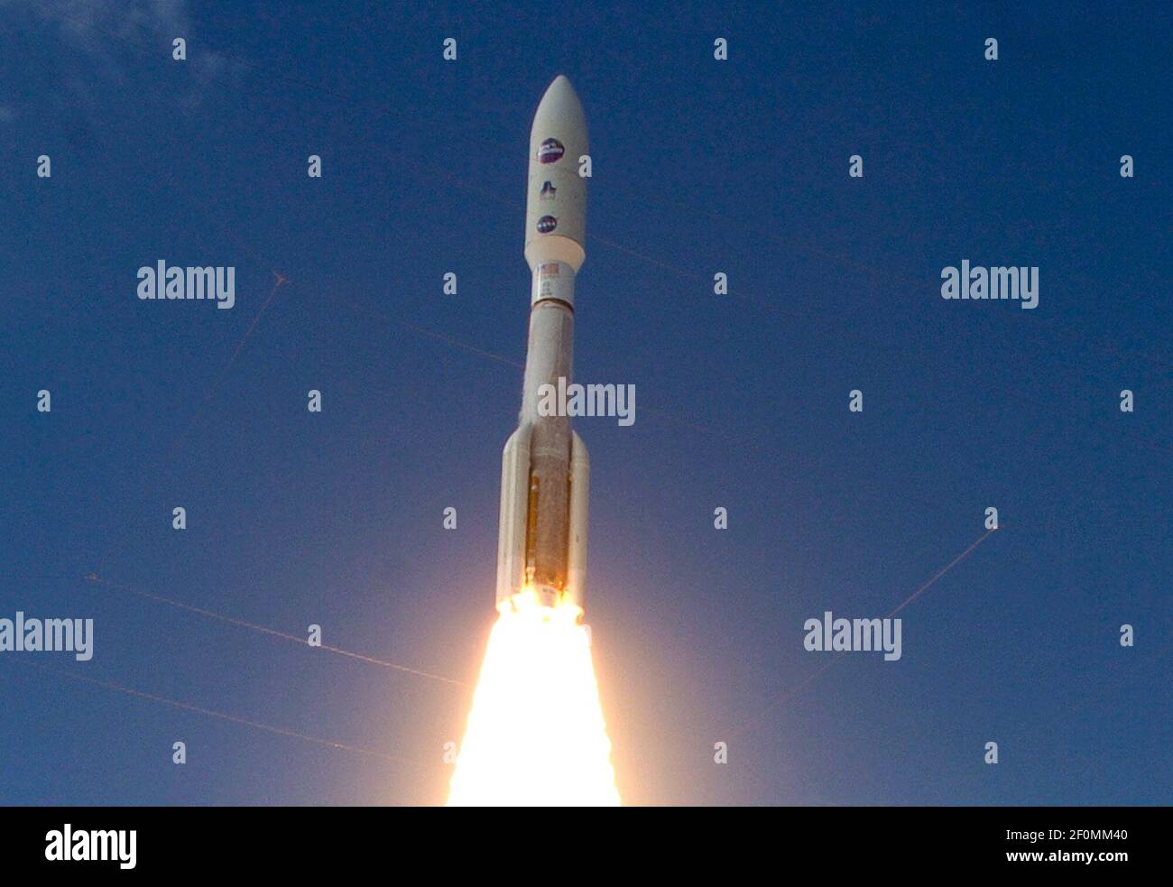 A Lockheed Martin Atlas V rocket carrying the New Horizons spacecraft ...