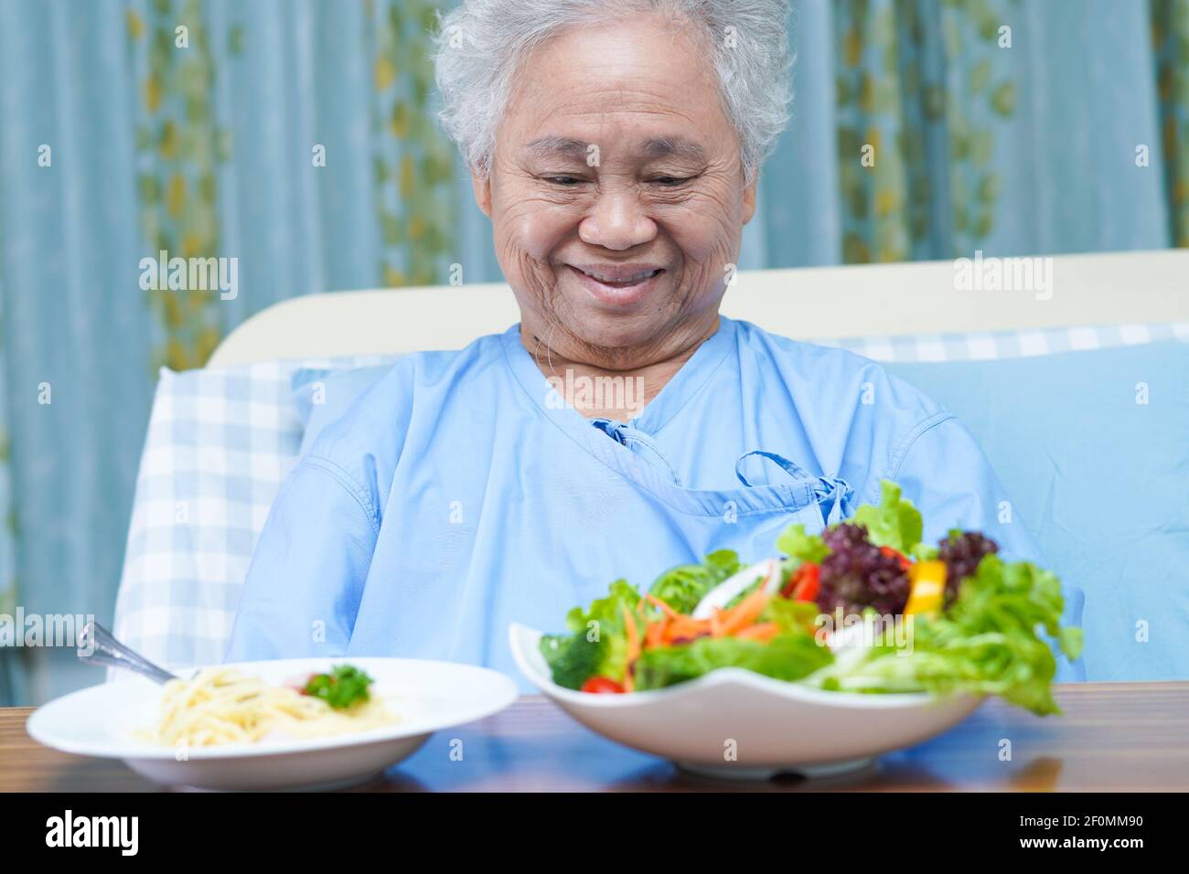 Man eating on hospital bed hi-res stock photography and images - Alamy