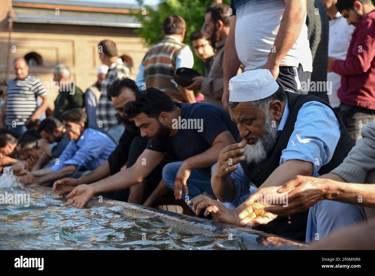 Kashmiri Muslim worshippers seen performing ablution for Asr Prayers on ...