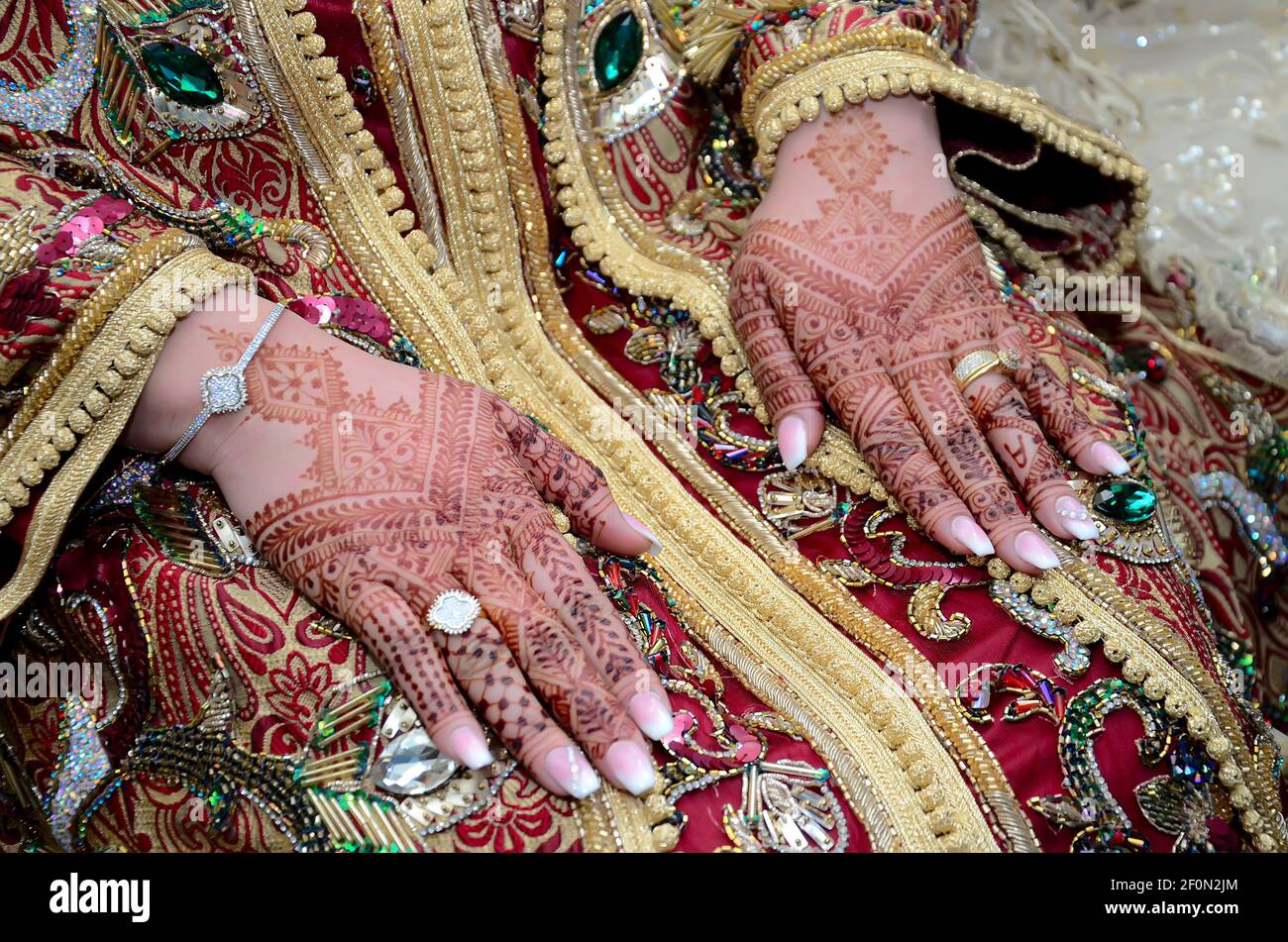Indian muslim girl henna hands hi-res stock photography and images - Alamy