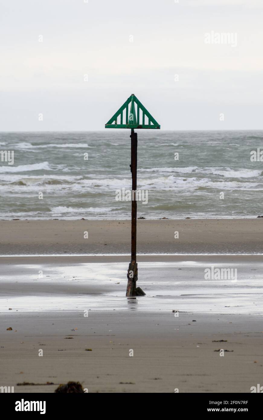 A pole with a Groyne Marker on West Wittering beach Stock Photo - Alamy