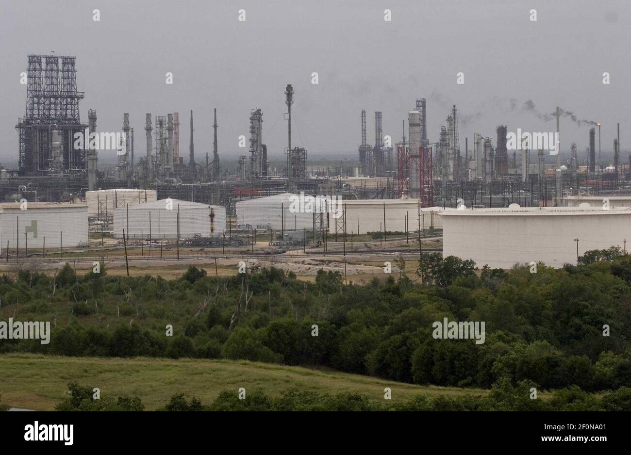 23 Sept 2005 - Port Arthur, Texas - The Valero Port Arthur refinery the ...
