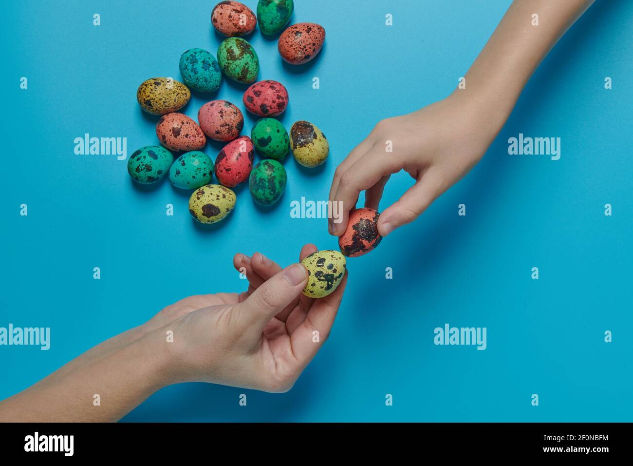 ritual of knocking eggs for easter and colored eggs Stock Photo - Alamy