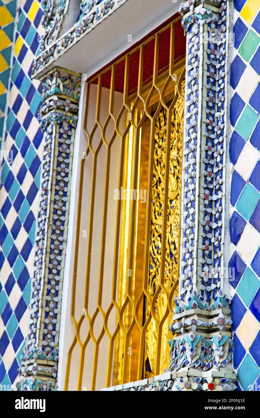 Gold temple incision of the temple Stock Photo - Alamy