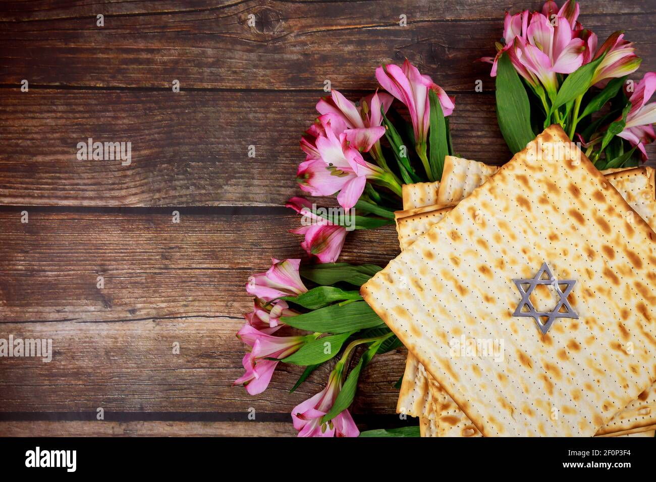 Top view of matzah and pink flowers. Passover jewish holiday Stock ...