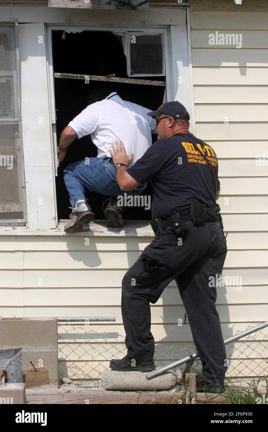 Body bag coroner hi-res stock photography and images - Alamy