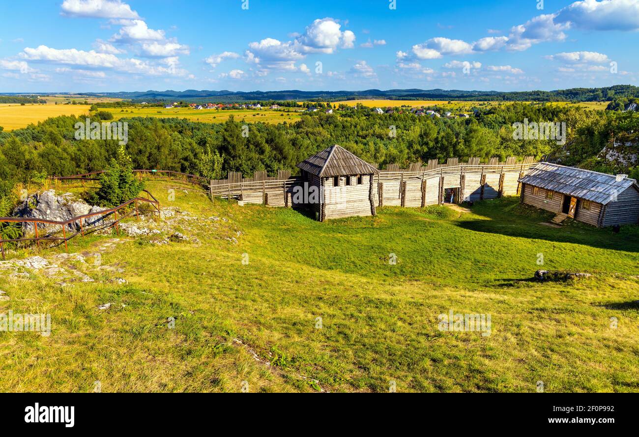 Zamek ogrodzieniec hi-res stock photography and images - Alamy