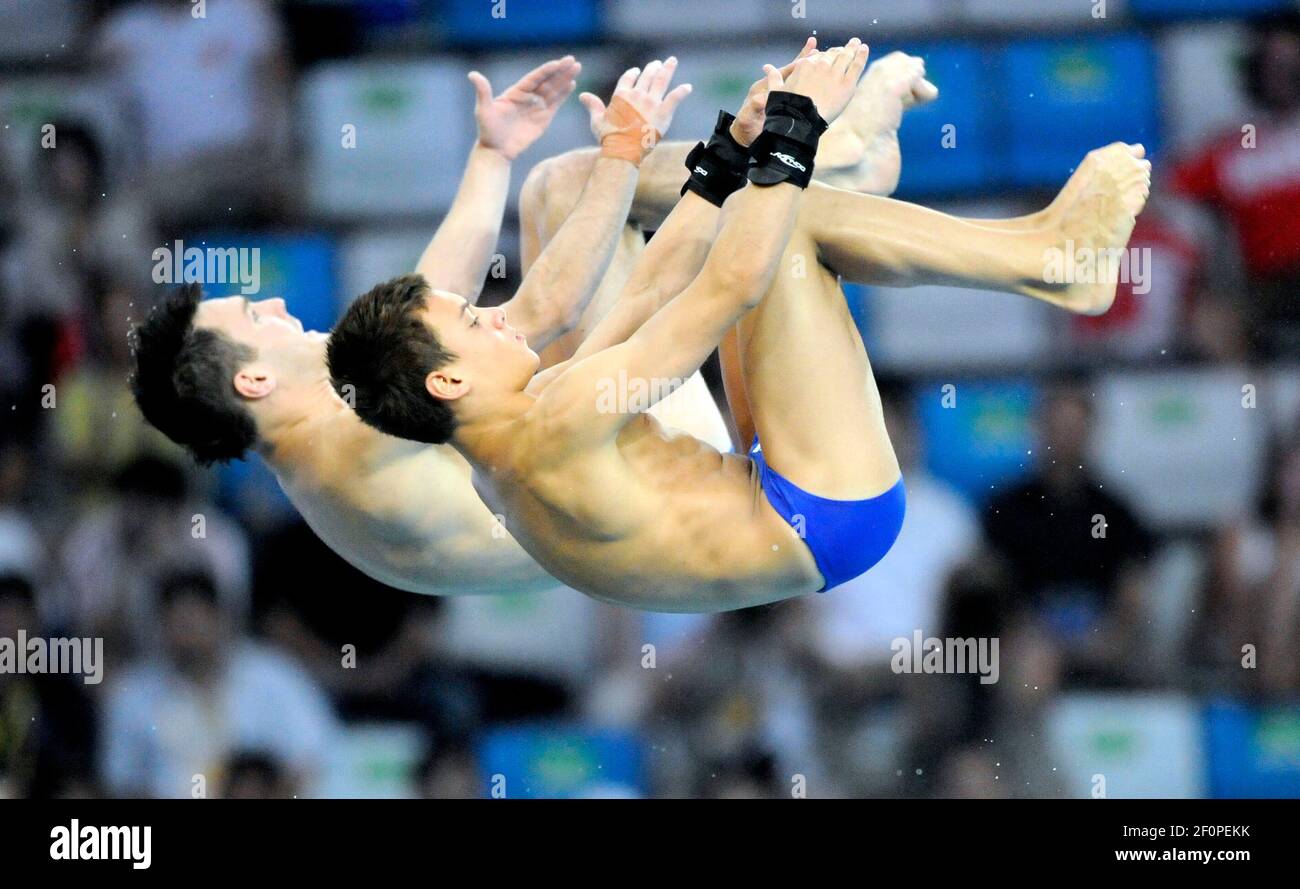Synchronised diving hi-res stock photography and images - Alamy