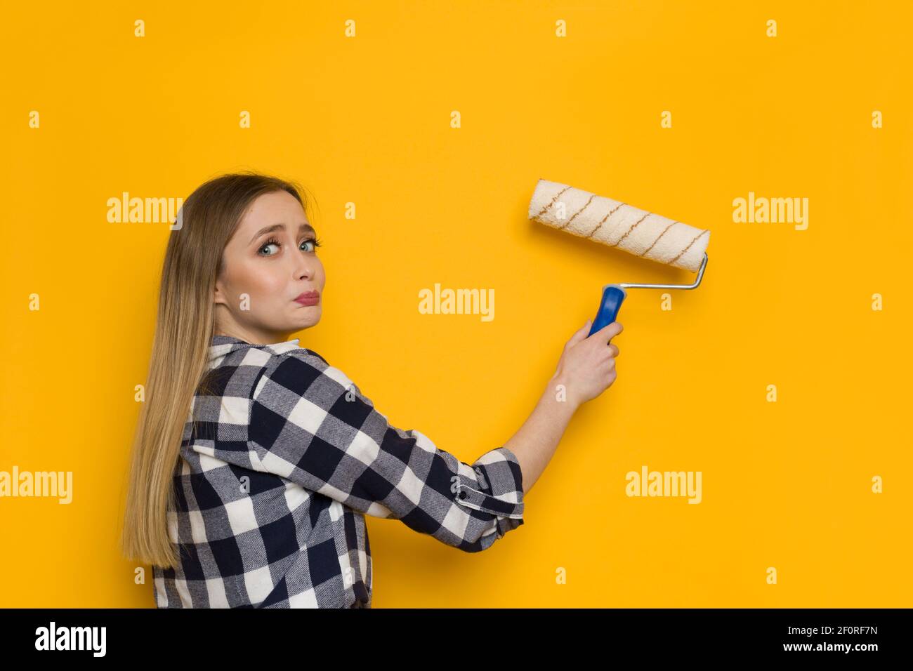 Scared girl looking over shoulder hi-res stock photography and images ...