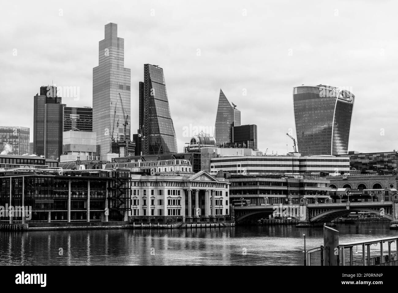 Thames street lights Black and White Stock Photos & Images - Alamy