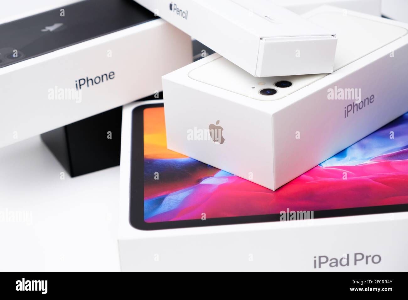 White boxes hi-res stock photography and images - Alamy