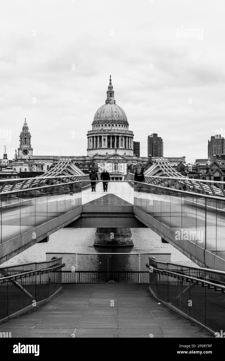 Thames street lights Black and White Stock Photos & Images - Alamy