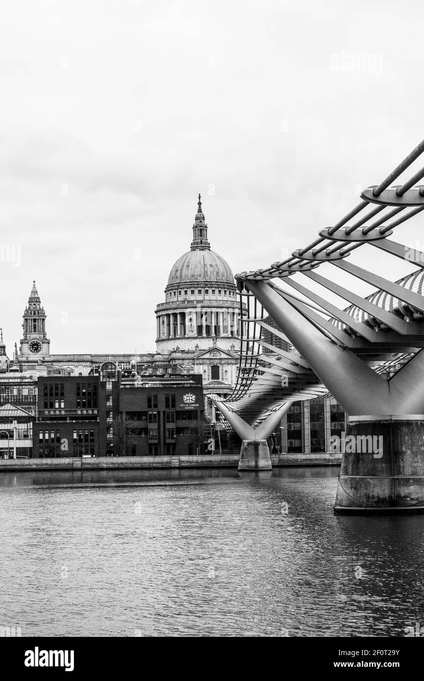 Thames street lights Black and White Stock Photos & Images - Alamy