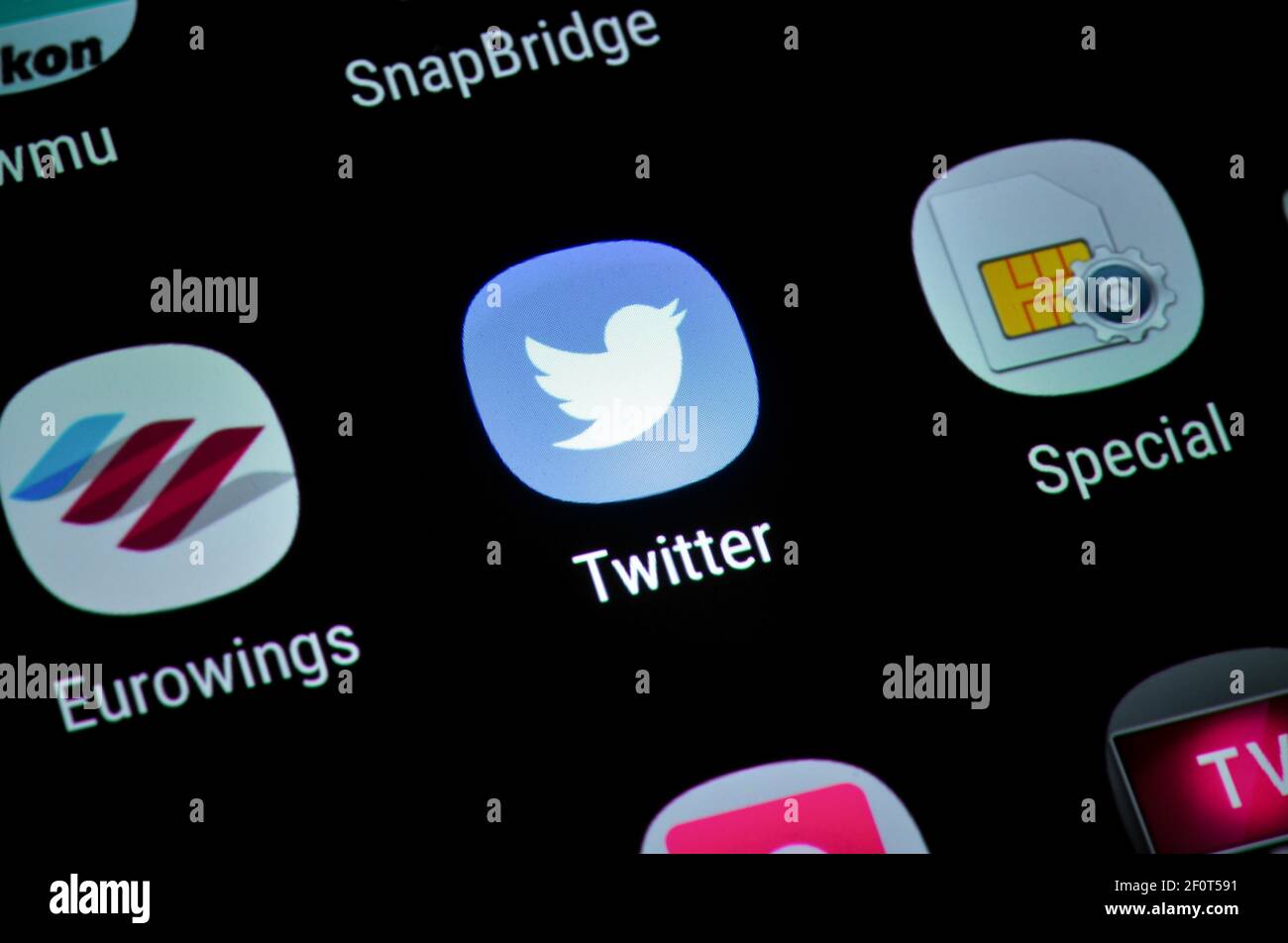 Twitter logo app icon hi-res stock photography and images - Alamy