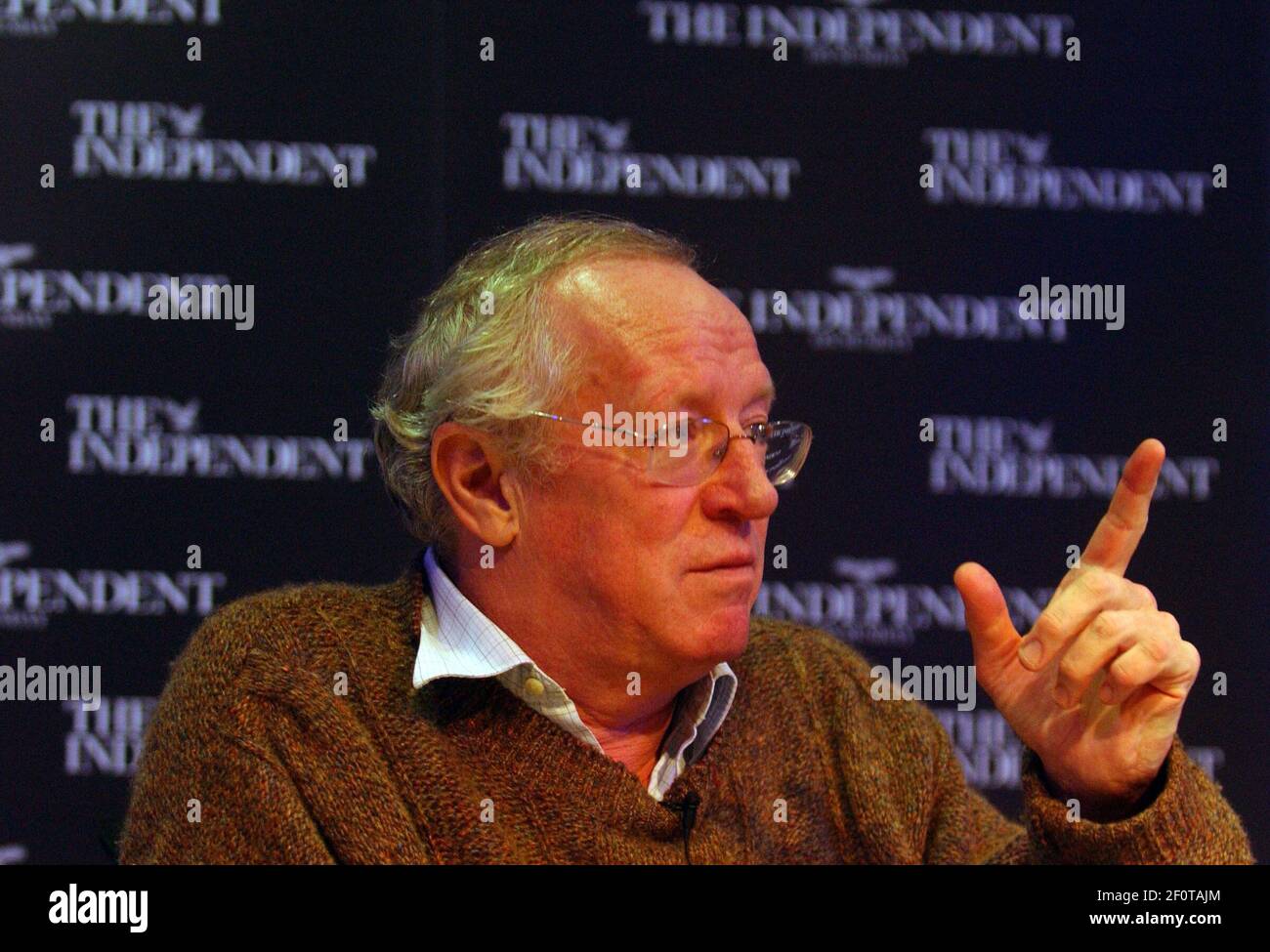 ROBERT FISK AND SIMON KELNER IN LONDON.1.06 TOM PILSTON Stock Photo - Alamy