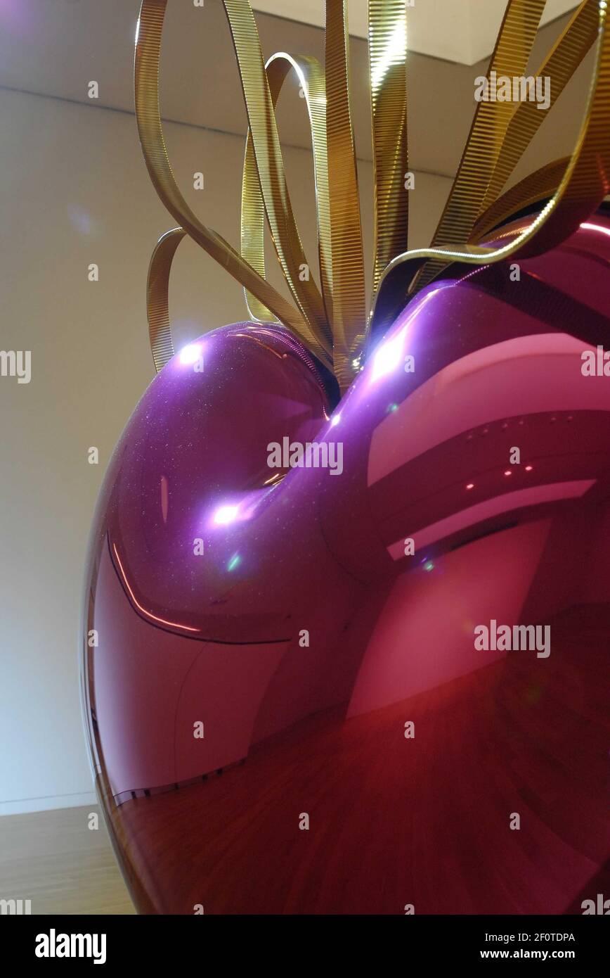 2 October 2007- New York, NY- Artist Jeff Koons' Hanging Heart is on ...