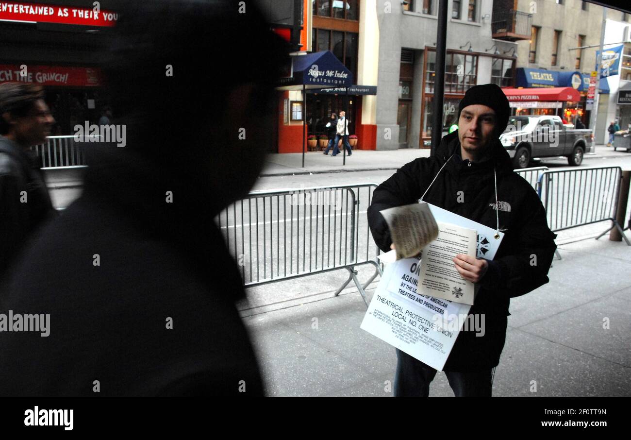12 November 2007 - New York, NY - Union representatives picket outside ...