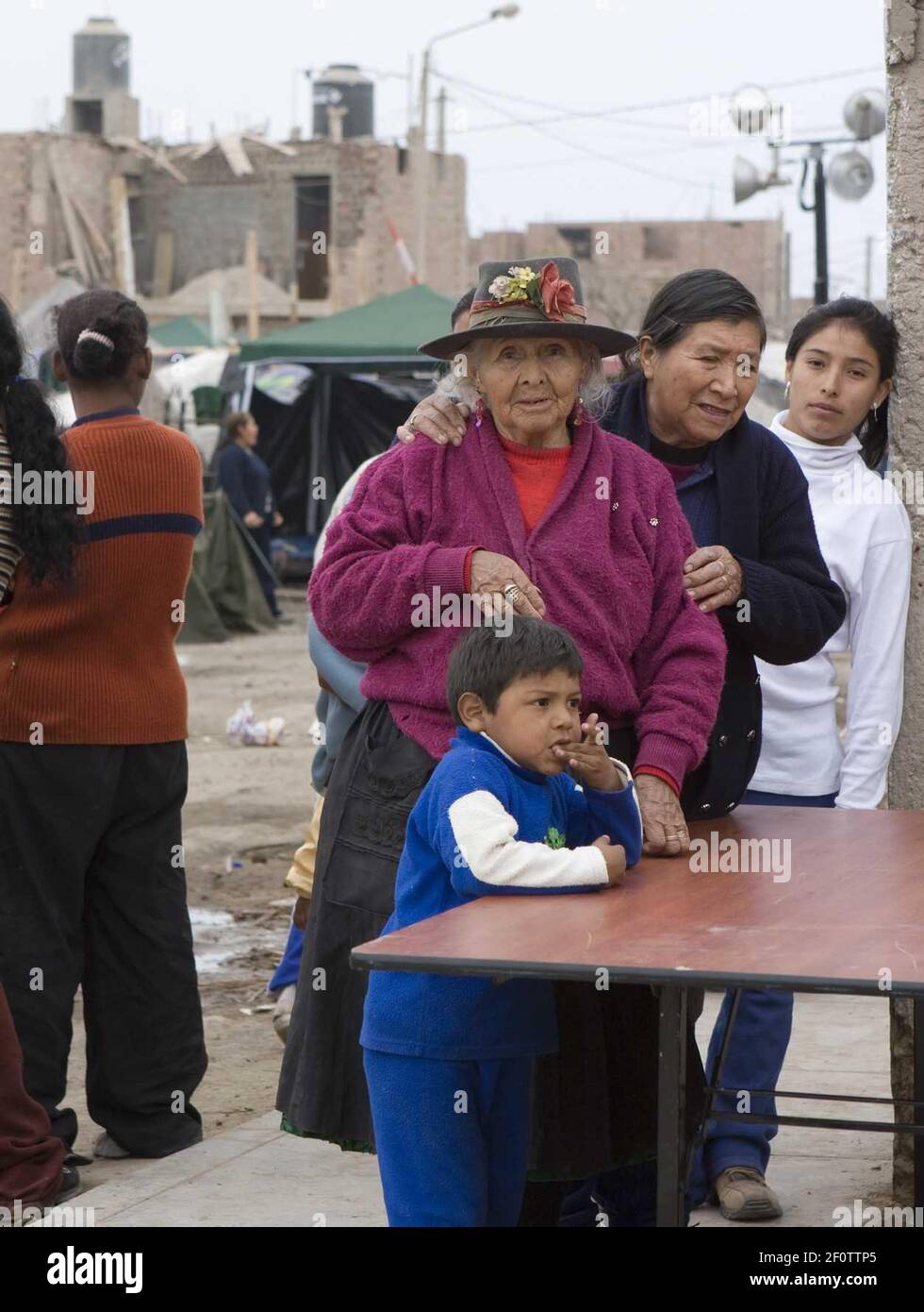 14 November 2007 - Pisco, Peru - Victims of Peru's earthquake line up ...