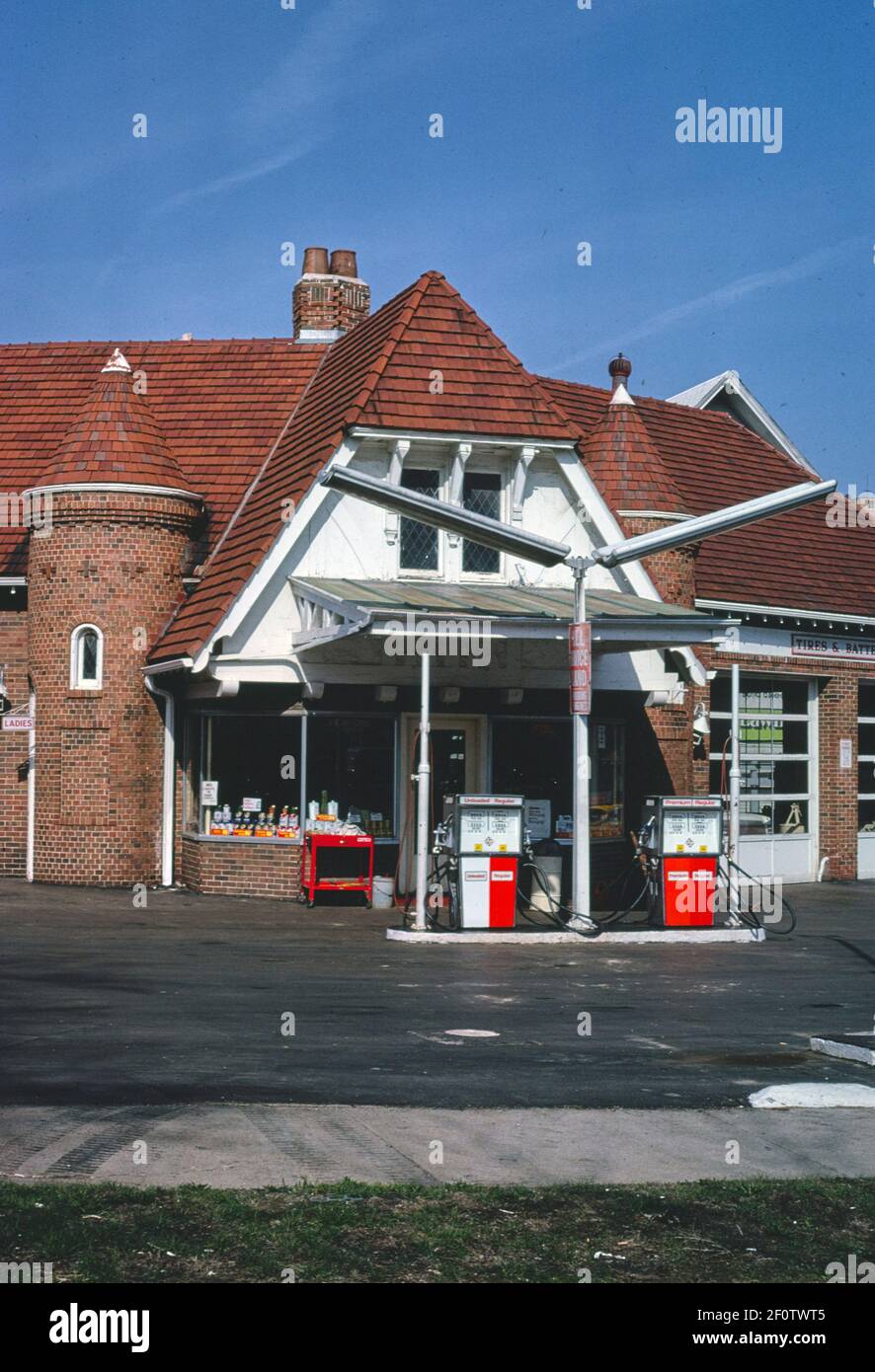 1980s service station hi-res stock photography and images - Alamy