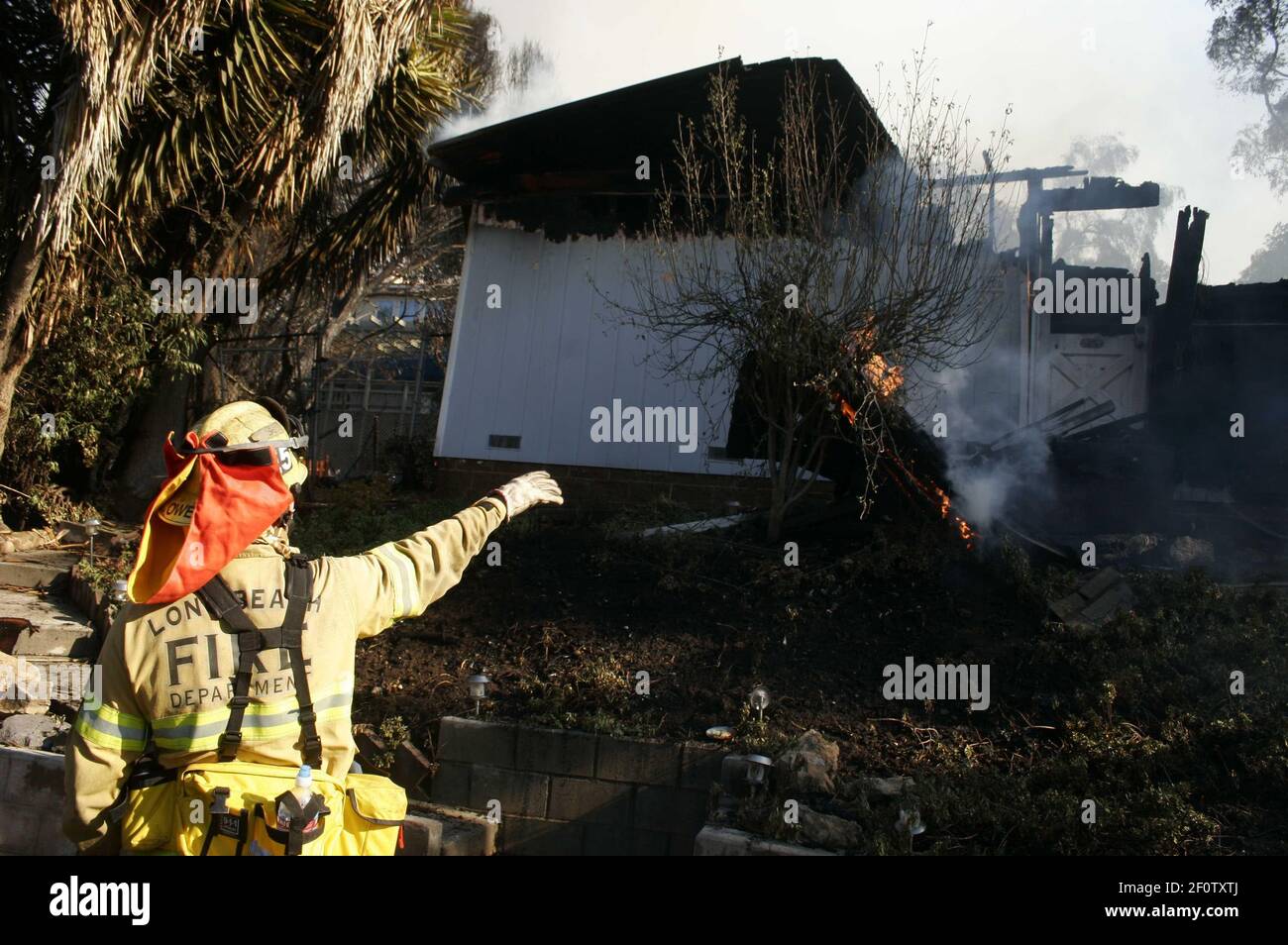 24 November 2007 - Malibu, CA - Firefighters monitors homes theatened ...