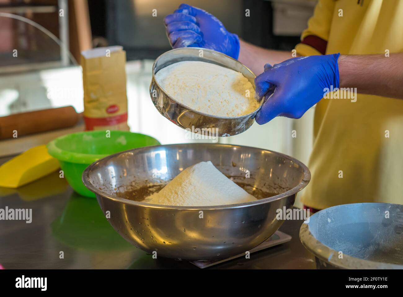 Sift flour flour dough hands hi-res stock photography and images - Alamy