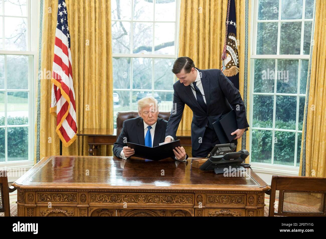 Donald trump oval office desk hi-res stock photography and images - Alamy