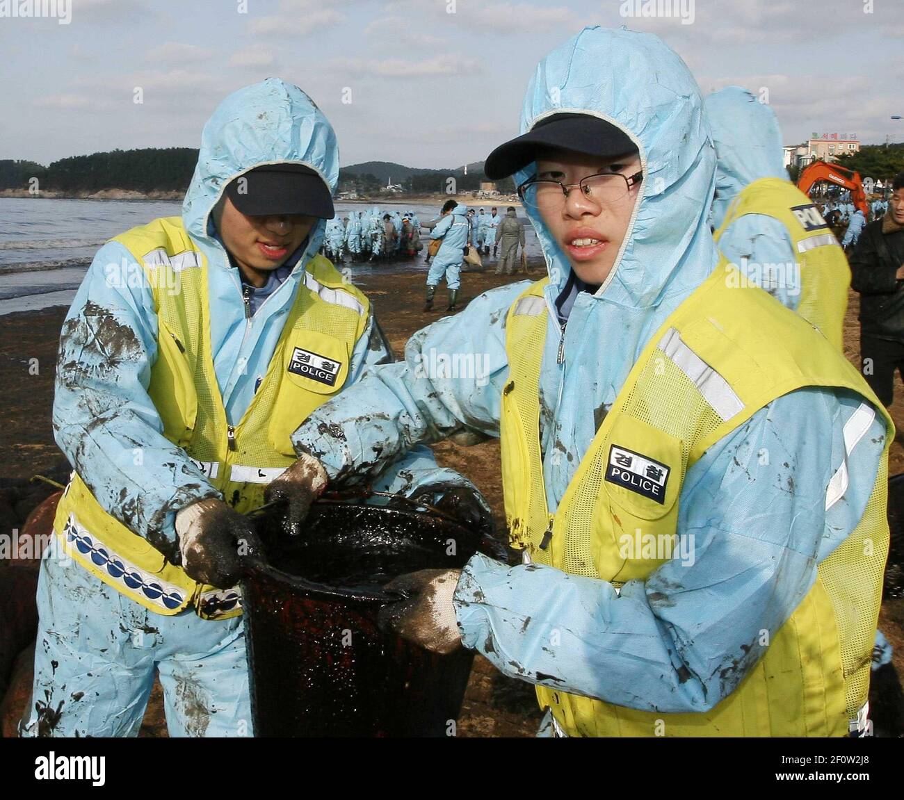 9 December 2007 - Taean, South Korea - South Korean residents try to ...