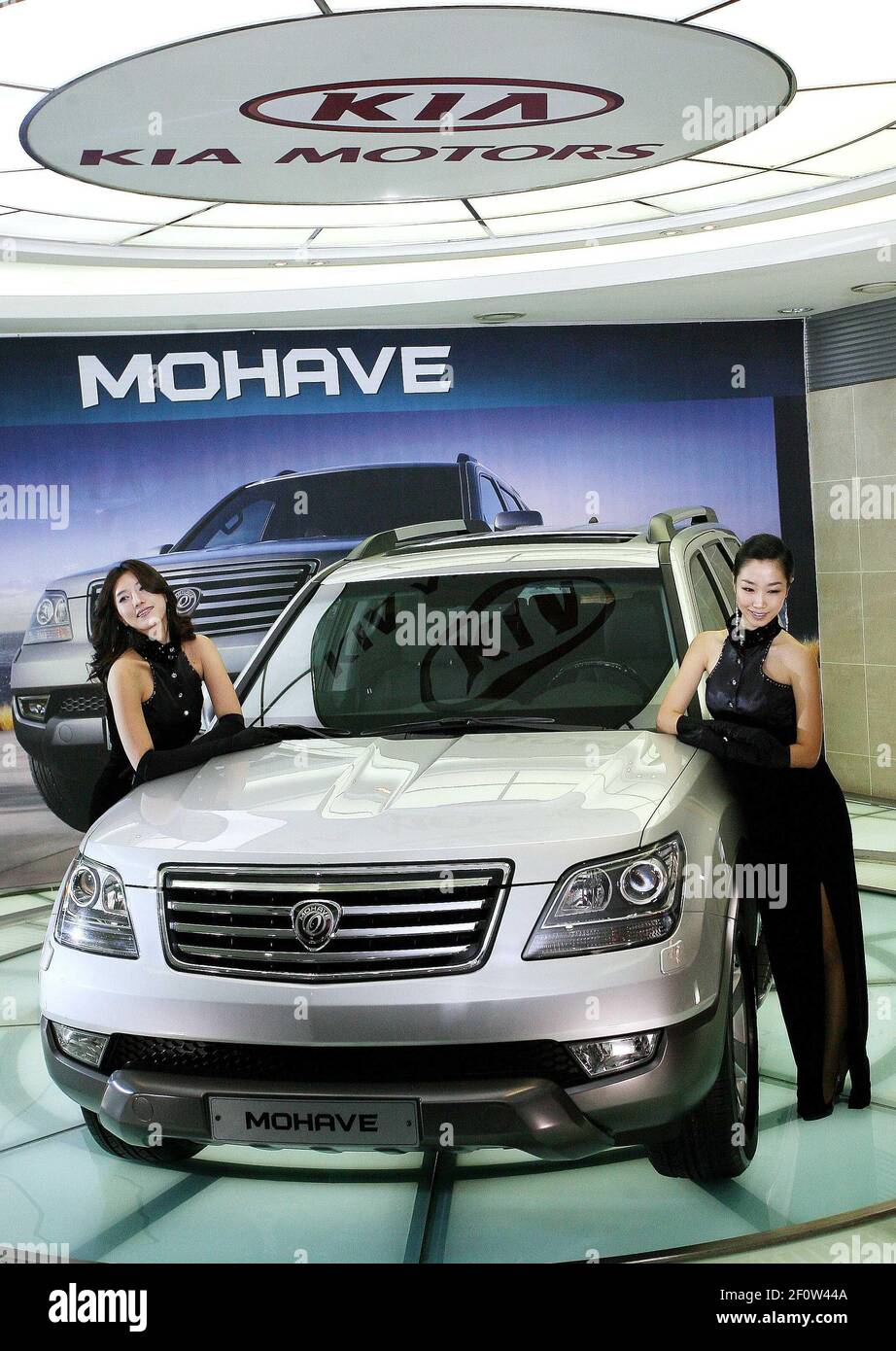 3 January 2008 - Seoul, South Korea - South Korean models pose with ...