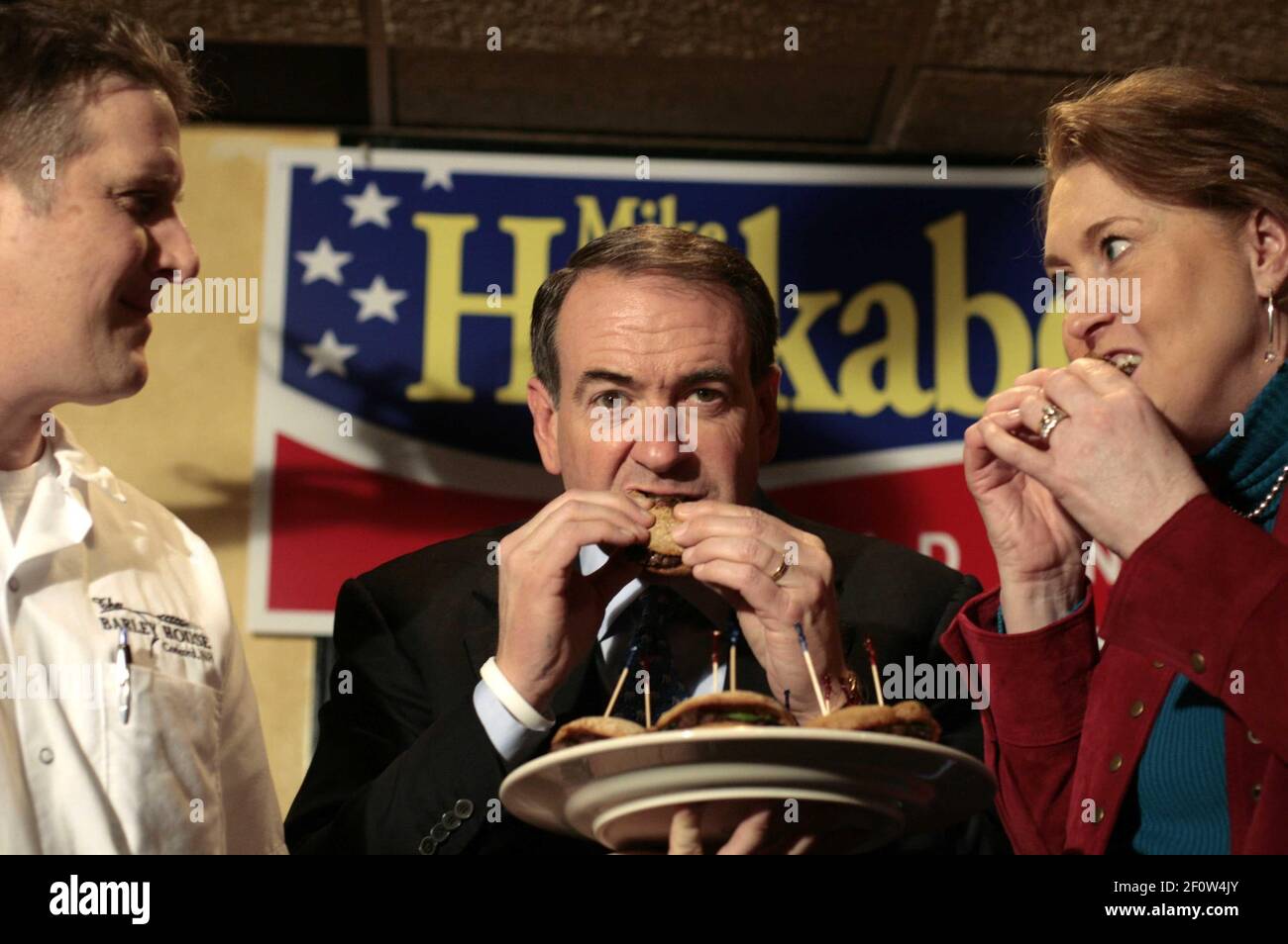 7 January 2008 - Concord, NH - Owner Bryan Shea watches as Presidential ...