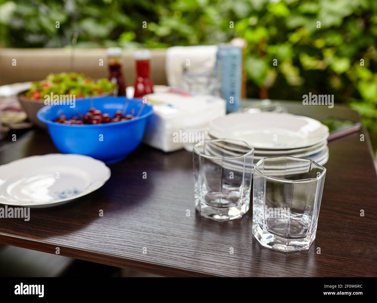 Empty drink glasses hi-res stock photography and images - Alamy