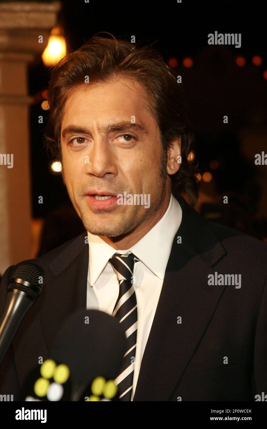 28 January 2008 - Santa Barbara, CA - Javier Bardem on the red carpet ...