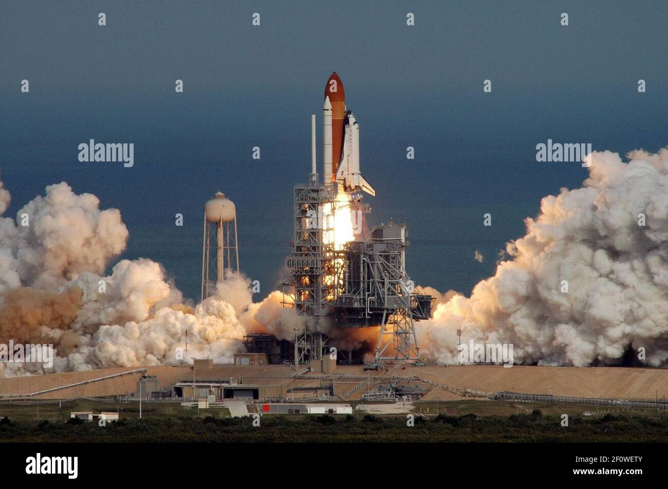 7 February 2008 - Florida - Mission STS-122 Begins Against the blue of ...