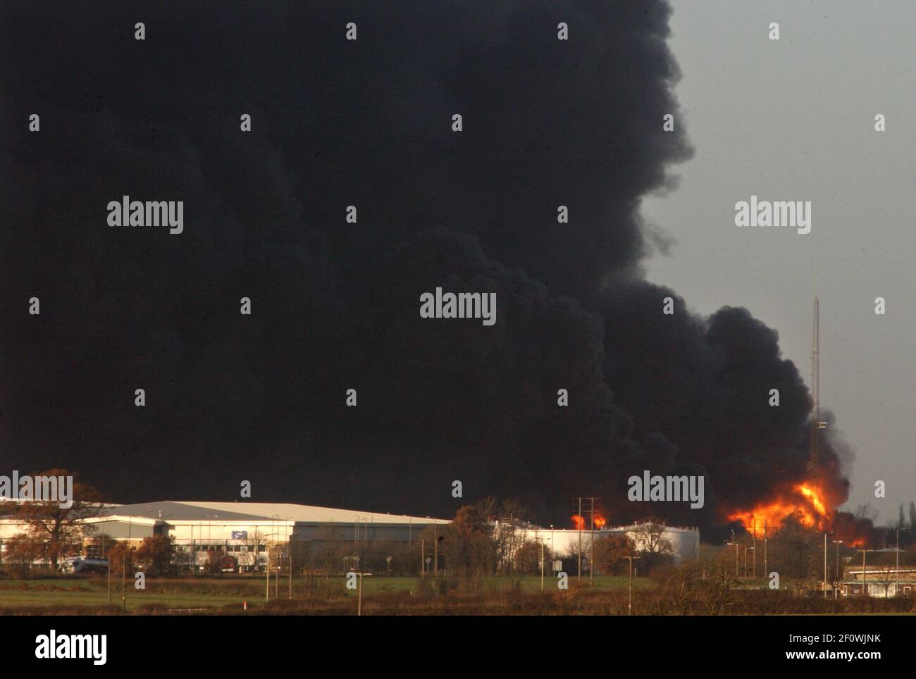 FIRE AT THE OIL DEPOT,HEMEL HEMPSTEAD.12/12/05 TOM PILSTON Stock Photo ...