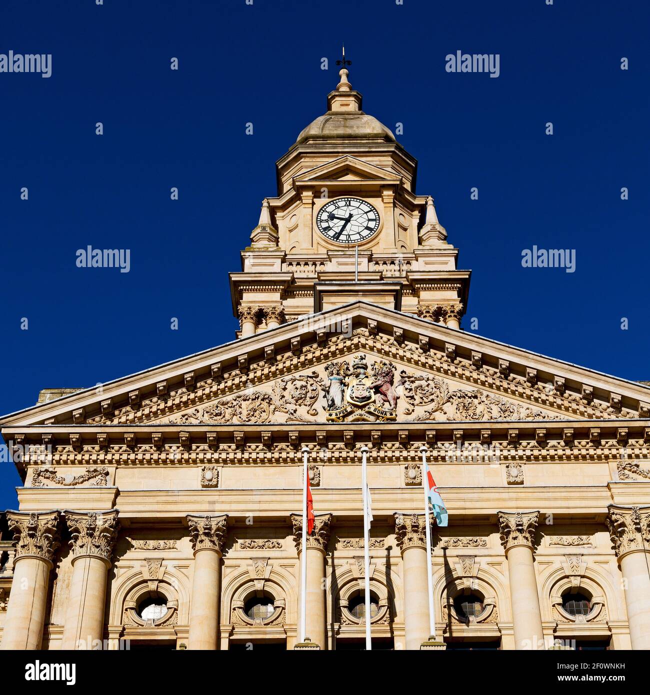 City hall cape town mandela statue hi-res stock photography and images ...