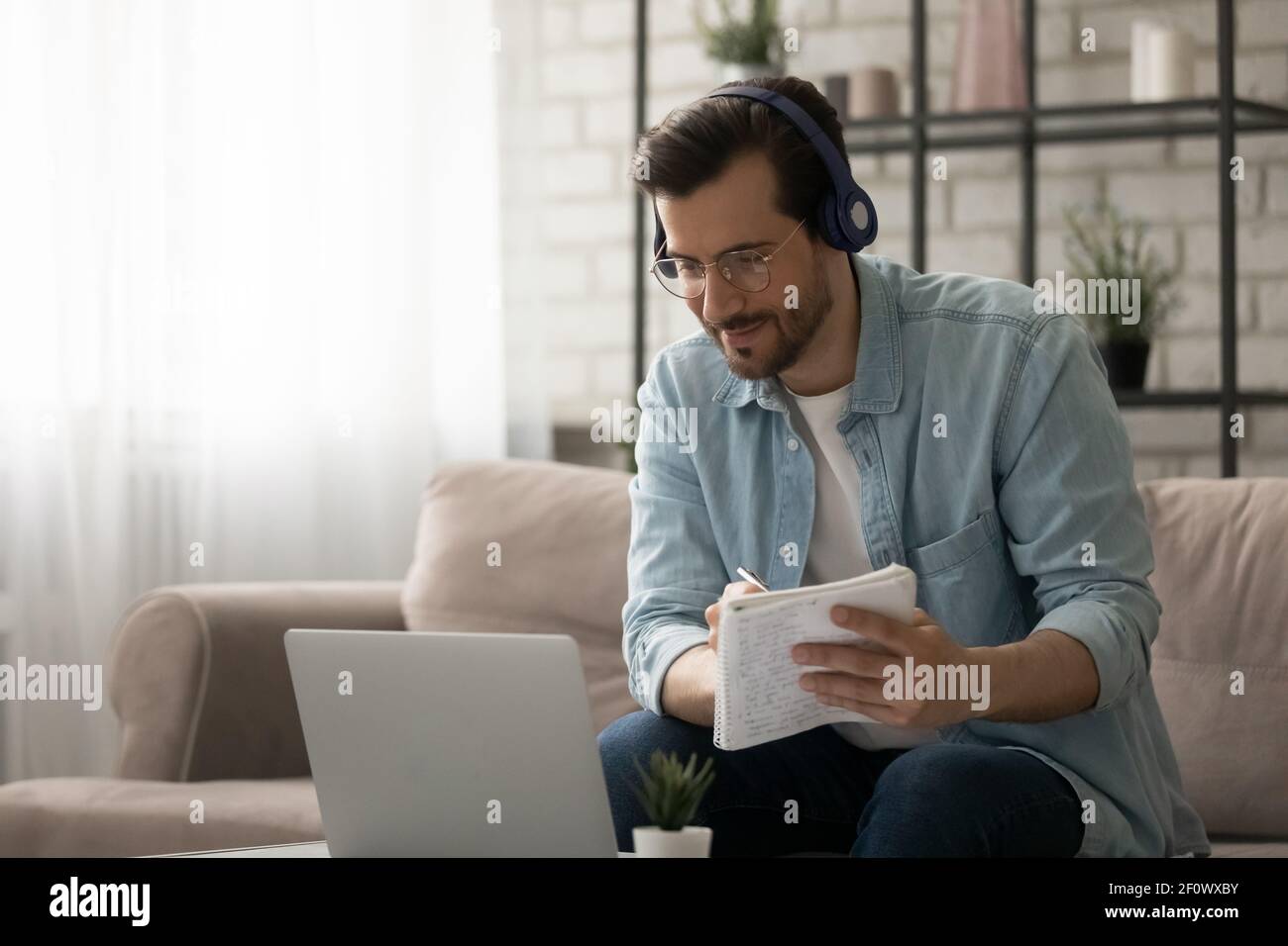 College student video conference hi-res stock photography and images ...