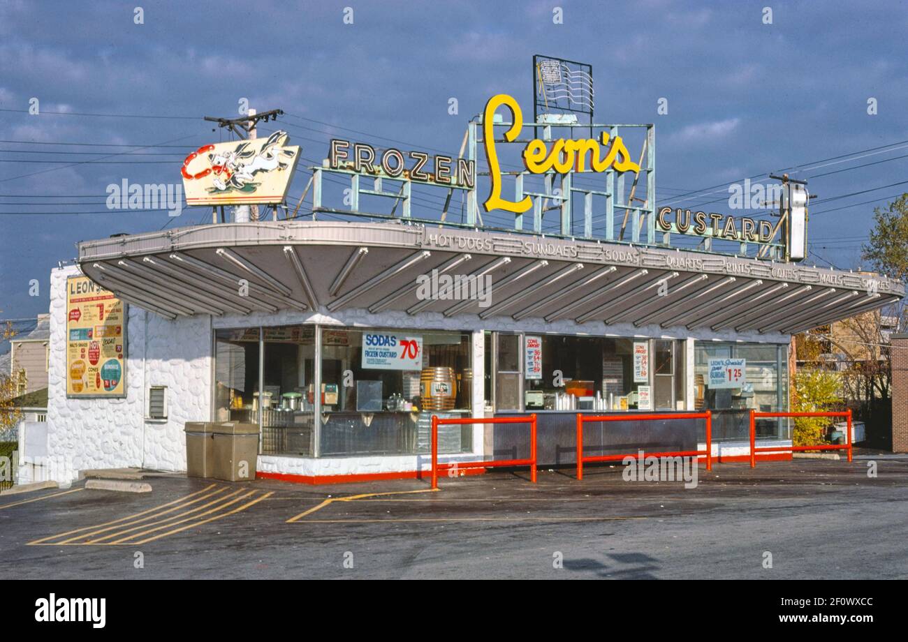 Drive in restaurant historical hi-res stock photography and images - Alamy