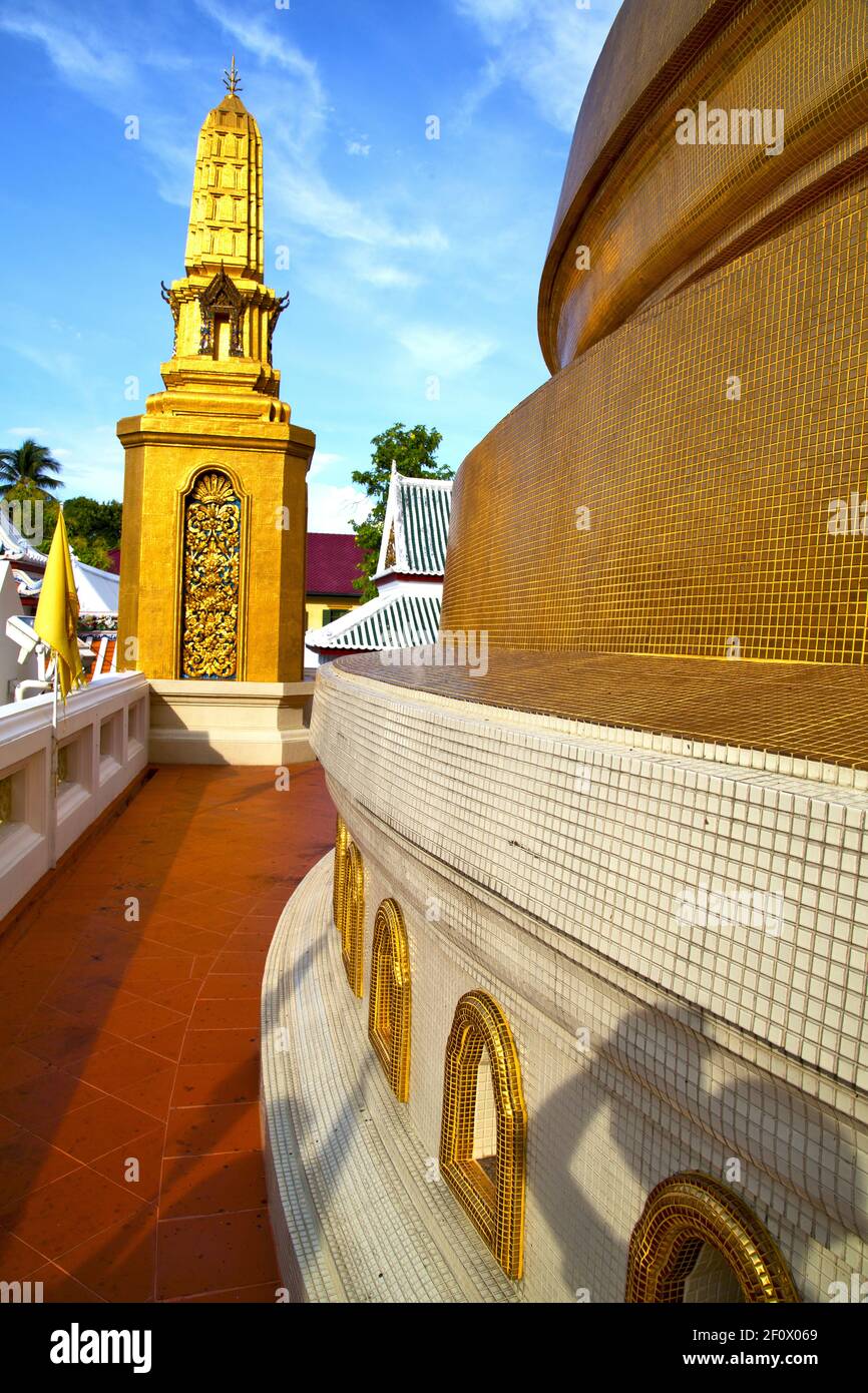 Gold temple bangkok thailand incision of Stock Photo - Alamy