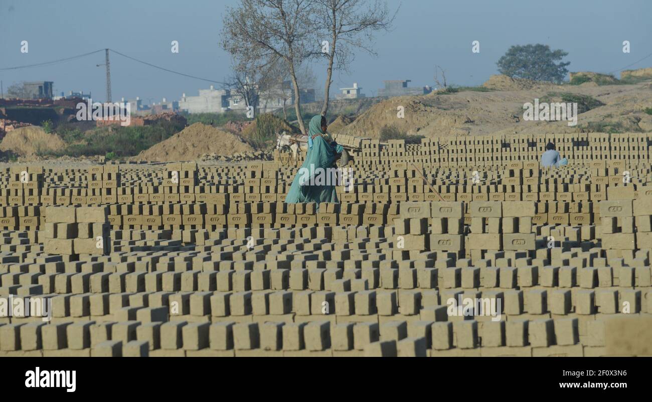 Lahore, Pakistan. 02nd Mar, 2021. Pakistani female labourer makes clay ...