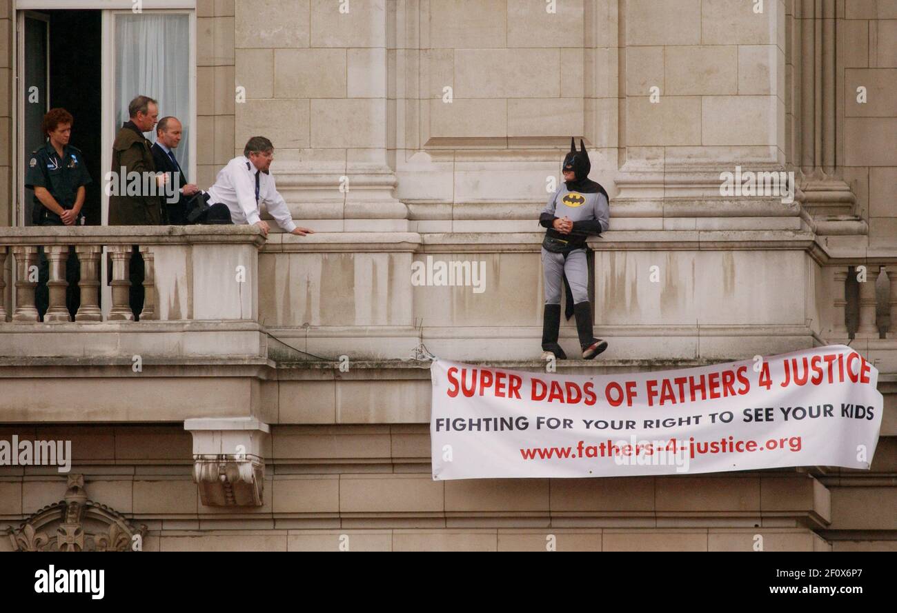 BATMAN [FATHERS FO JUSTICE STUNT] ON BUCKINGHAM PALACE.13/9/04 PILSTON ...