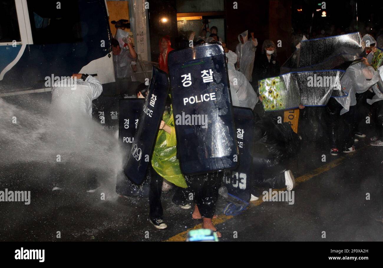 26 June 2008 - Seoul, South Korea - South Korean riot police clash with ...