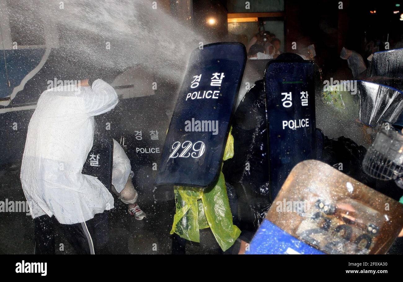 26 June 2008 - Seoul, South Korea - South Korean riot police clash with ...