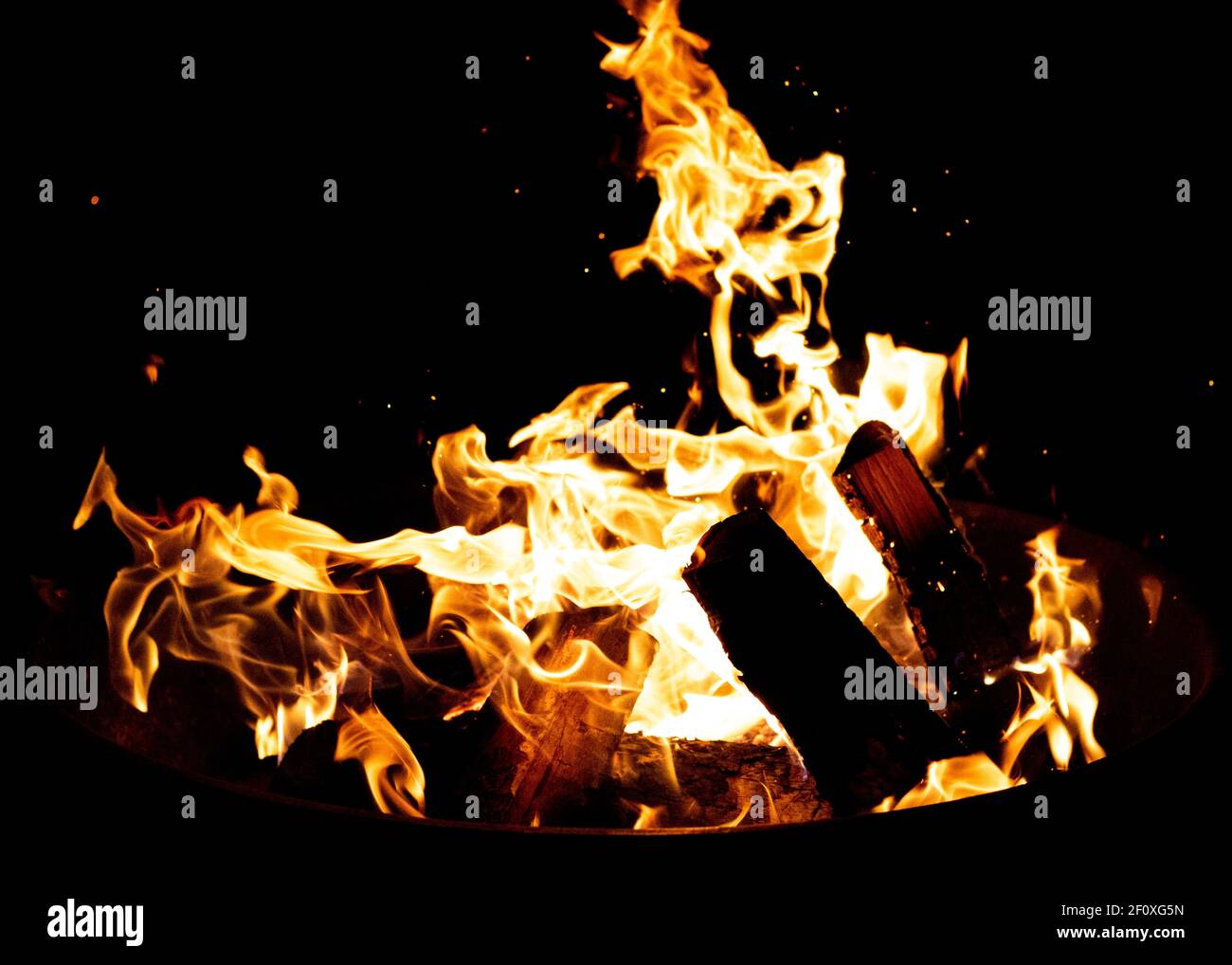 The mesmerizing flames of a camp fire Stock Photo - Alamy