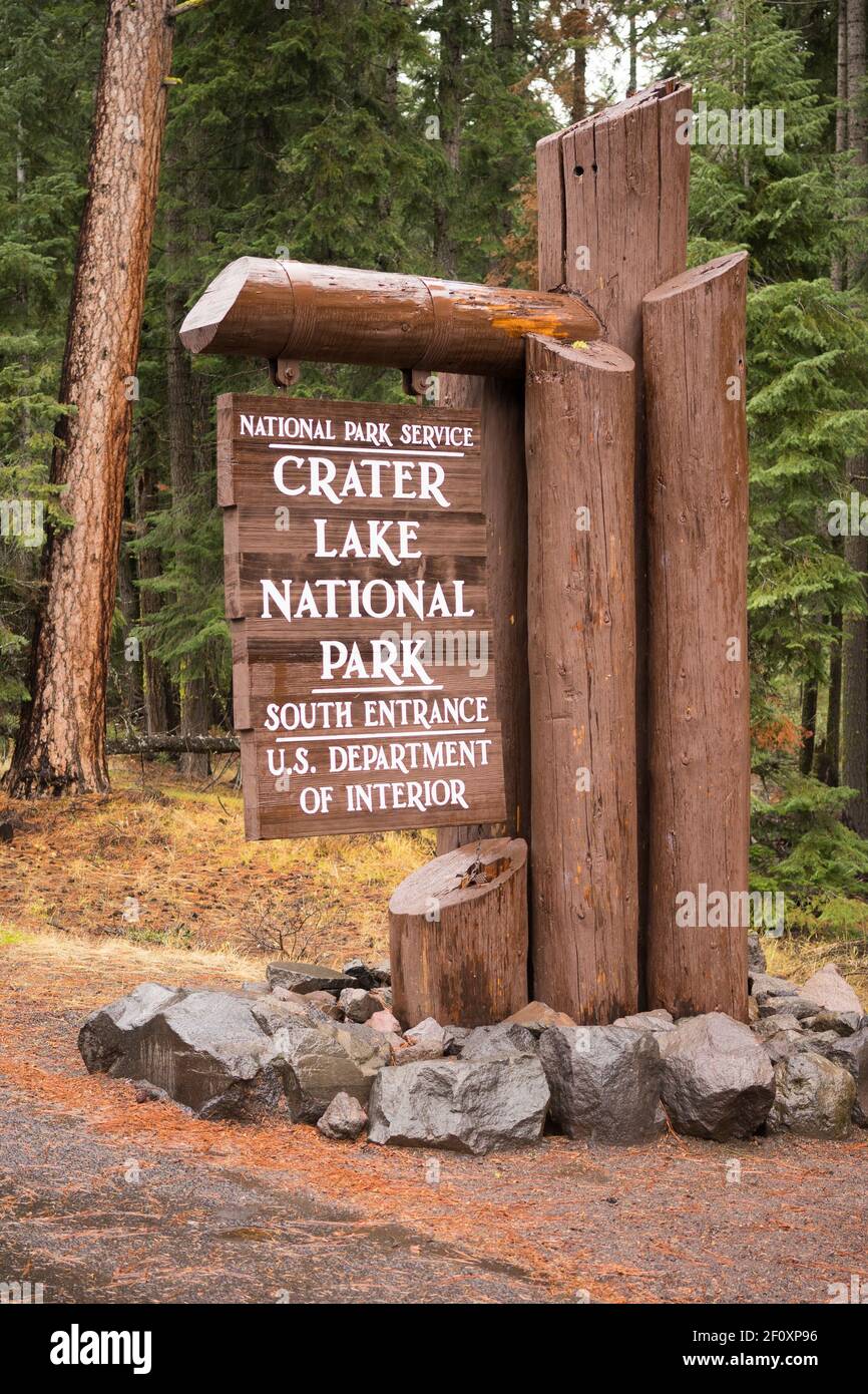 Crater lake national park sign hi-res stock photography and images - Alamy