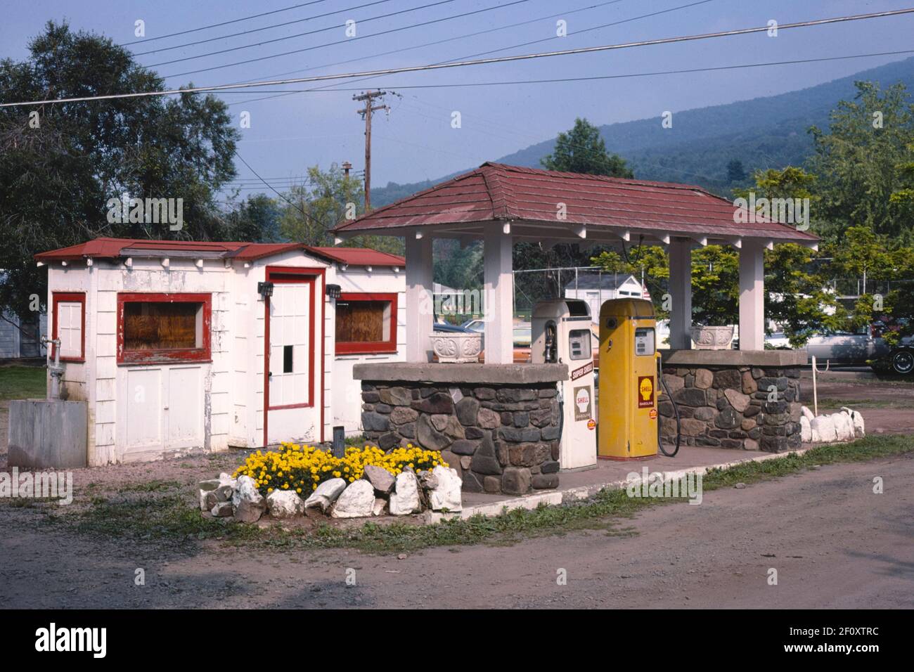 1970s shell gas station hi-res stock photography and images - Alamy