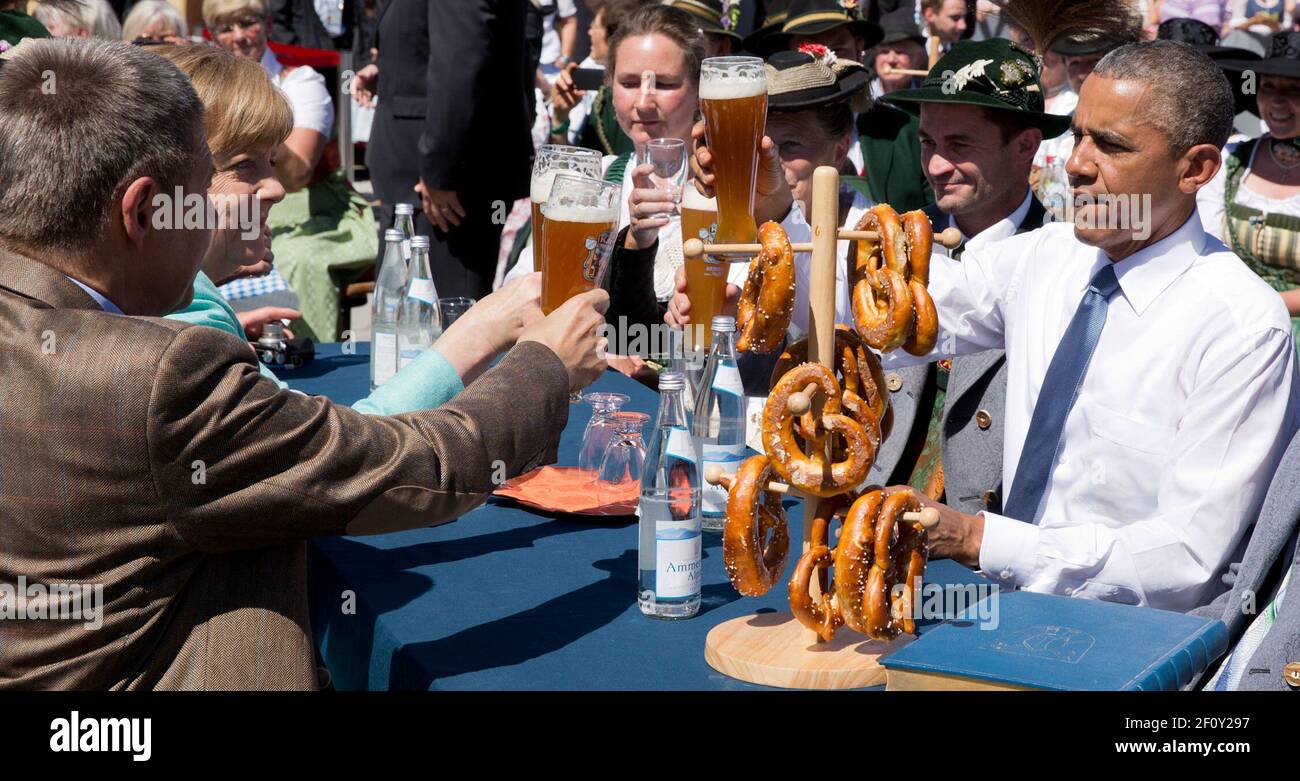 President Barack Obama toasts a glass of beer to Chancellor Angela ...