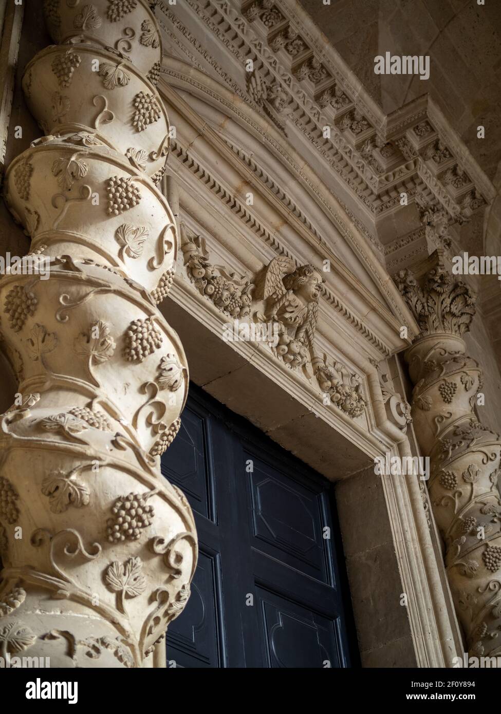 Solomonic columns hi-res stock photography and images - Alamy