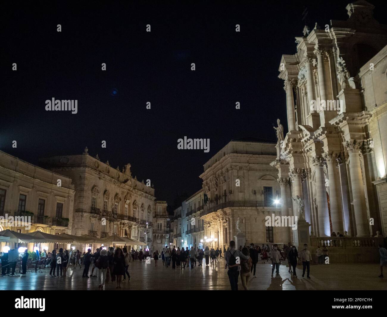 Syracuse Piazza del Duomo at night Stock Photo - Alamy